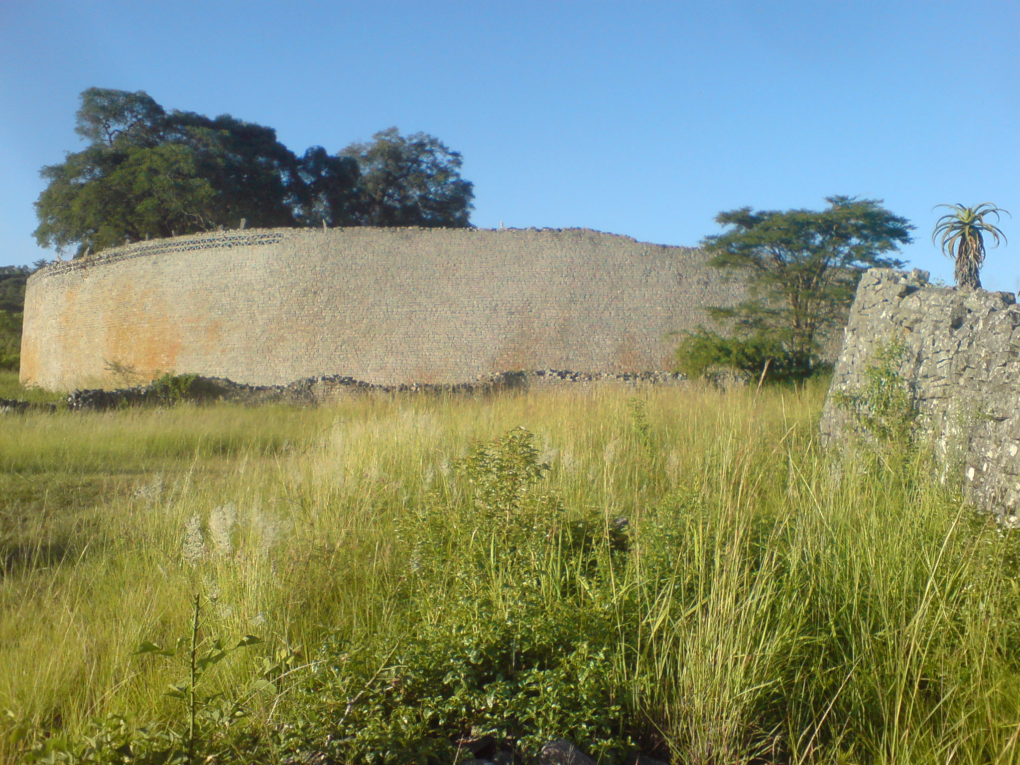 Image: Wall of the great enclosure (far), Great Zimbabwe