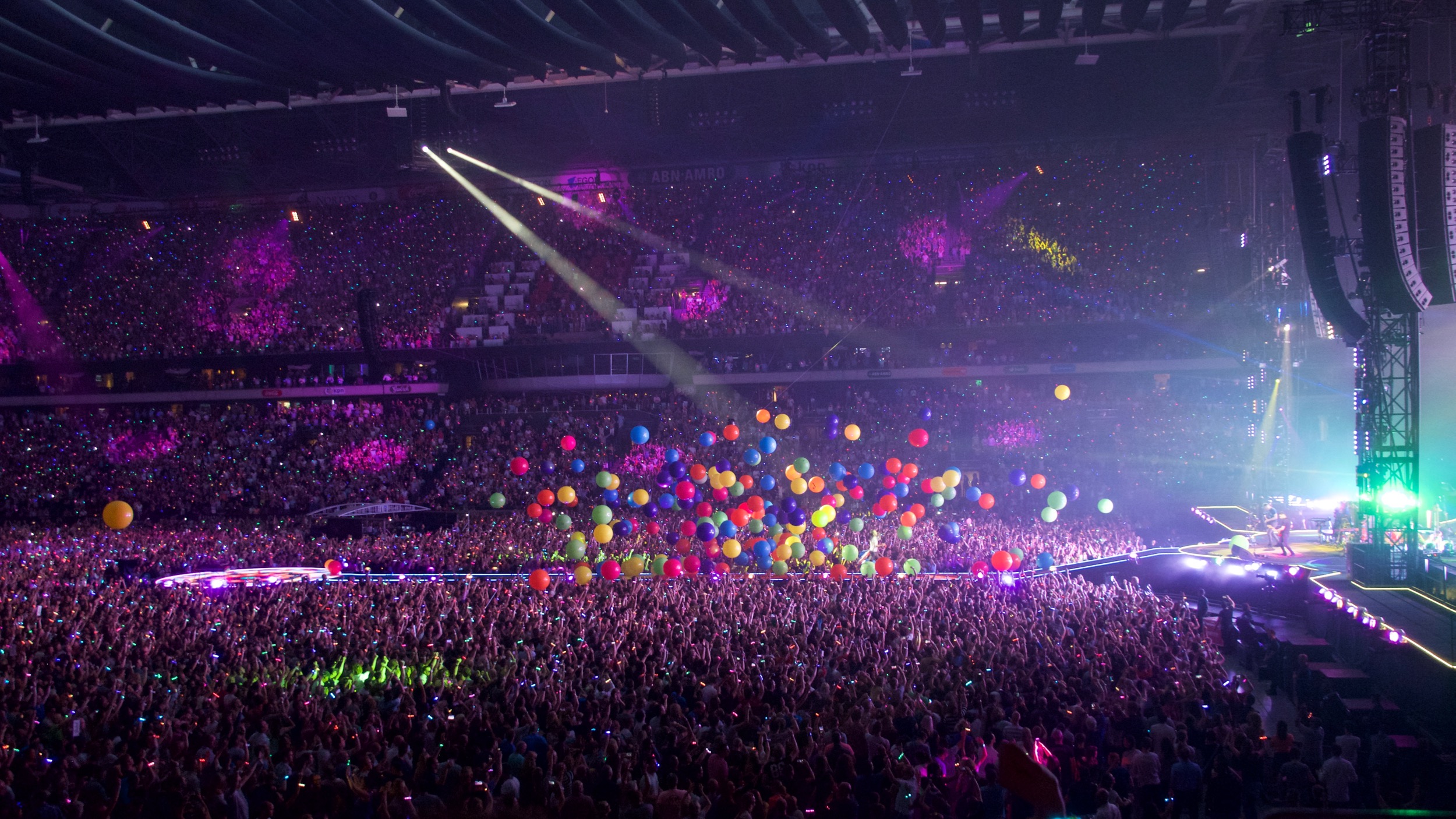 Image: Coldplay perform "Adventure of a Lifetime", Amsterdam Arena ...
