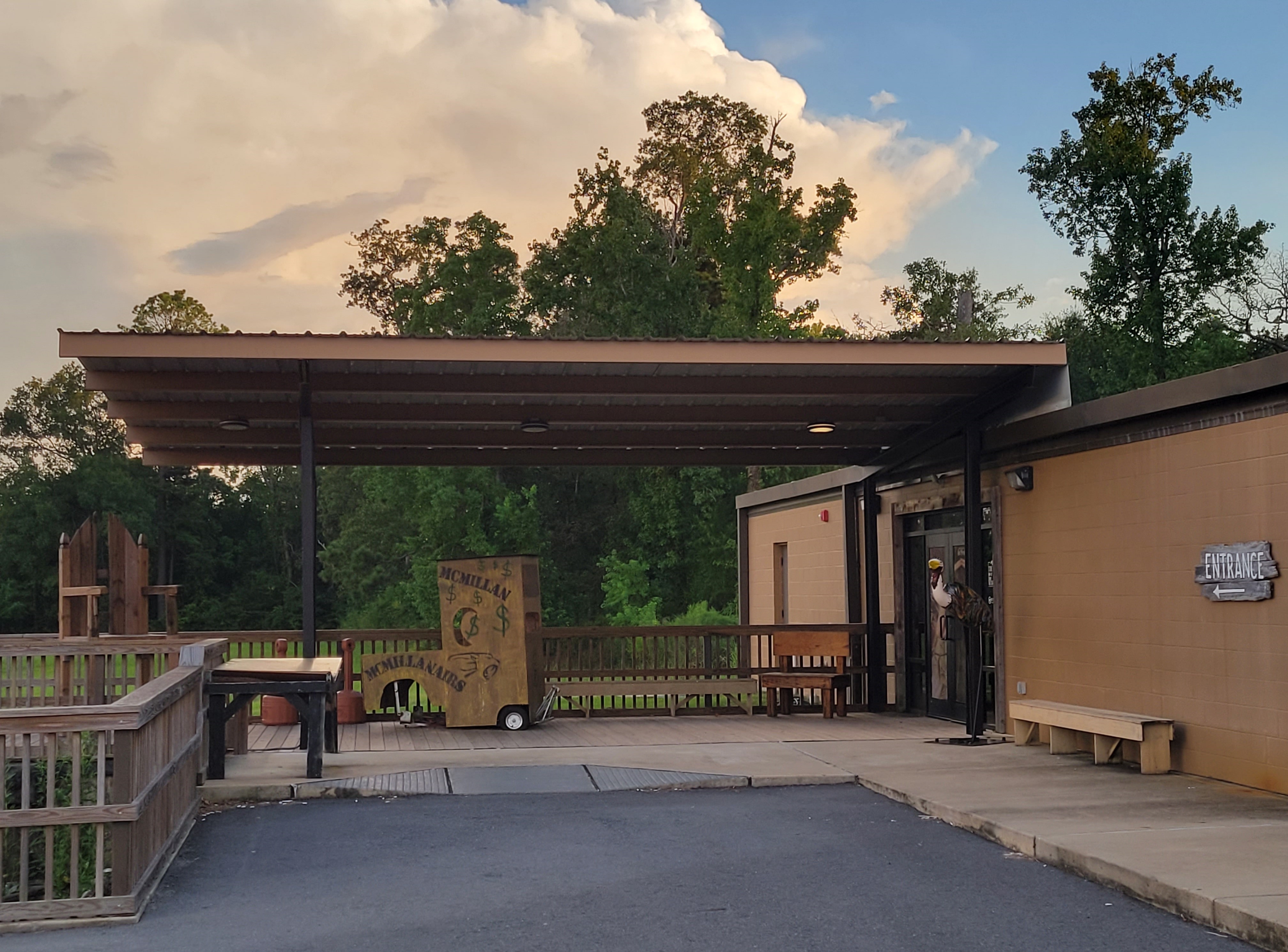 Image: Duck Commander, Inc. Headquarters (Louisiana)-entrance