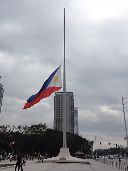 Image: Philippine Flag in half-mast (Rizal Pak, Manila; 2015)