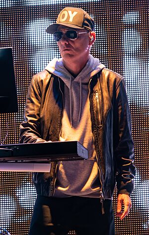 Chris Lowe Facts for Kids