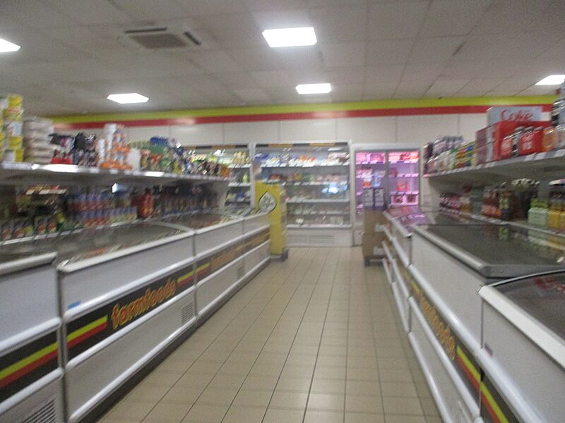 Image: Interior of Farmfoods, Horsefair, Pontefract (1st April 2023) 001