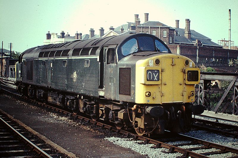 Image: 40125 in BR green and split headcode boxes at Shrewsbury ...