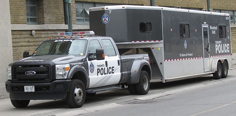 Image: Toronto Police Mounted Unit pickup truck with horse trailer ...